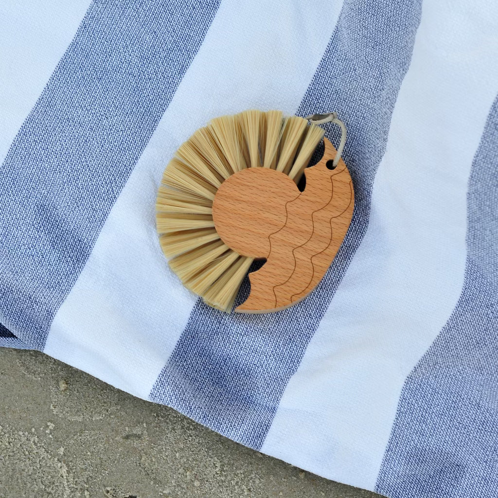 Beach Brush Sand Remover - For Easy Beach Cleanups – Wattle&Clay
